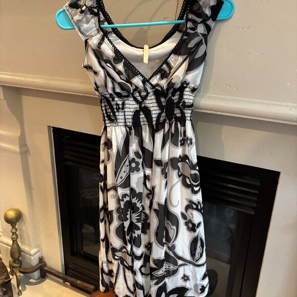 Papaya | Dresses | Papaya Black White Lovely Floral Flowing Mini Dress ...